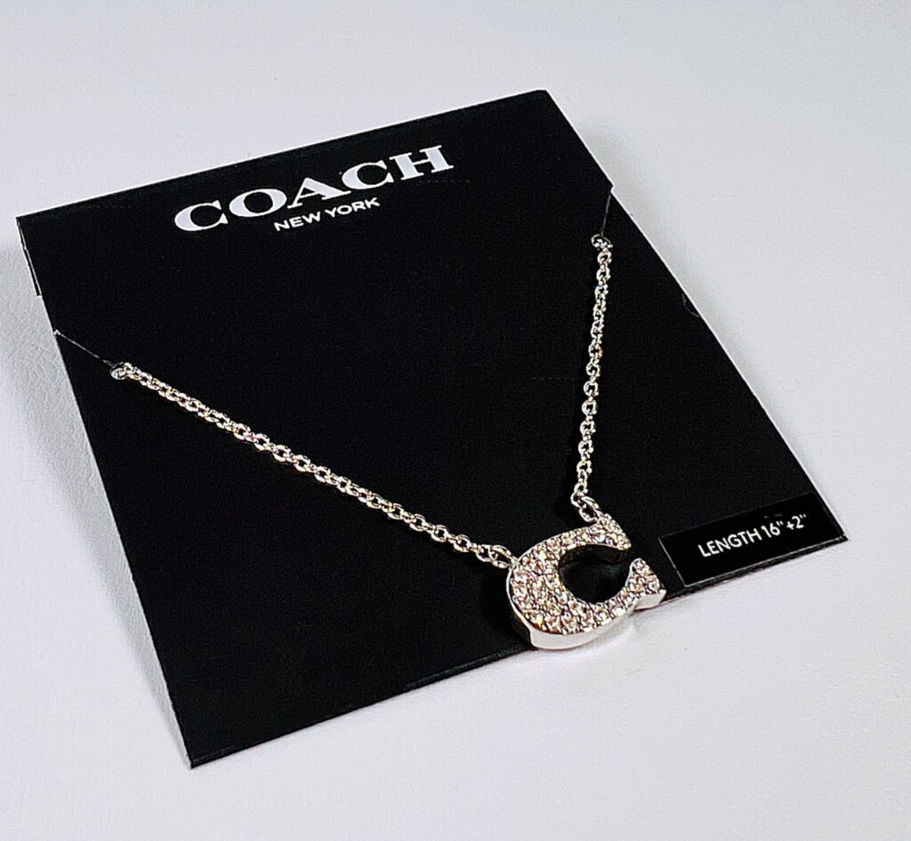 Coach Cadena con dije tono plateado – Open Box
