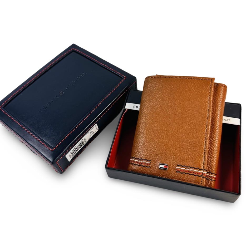 Tommy Hilfiger Billetera Trifold color gena – Open Box