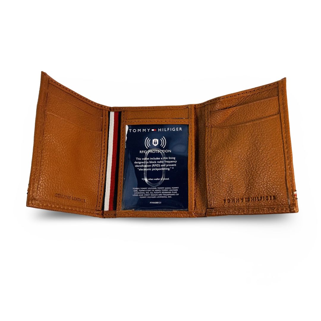 Tommy Hilfiger Billetera Trifold color gena – Open Box